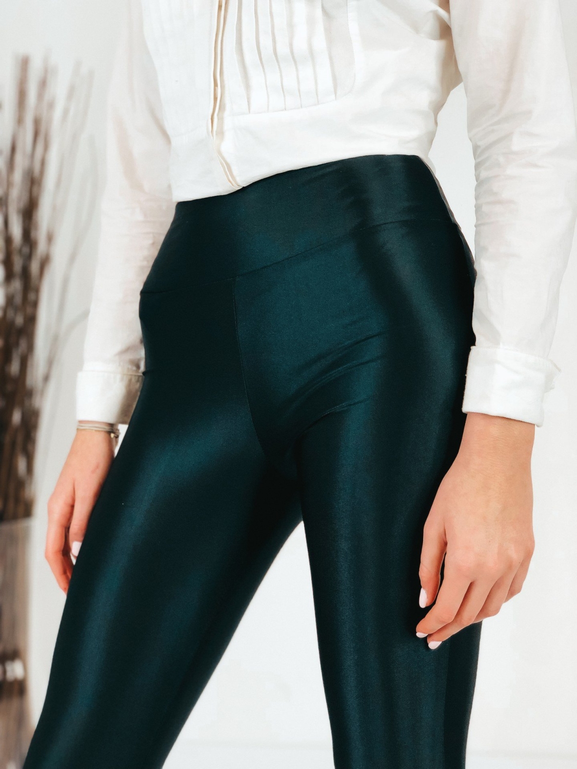 Dámske čierne lesklé elastické legíny - Webmoda.sk