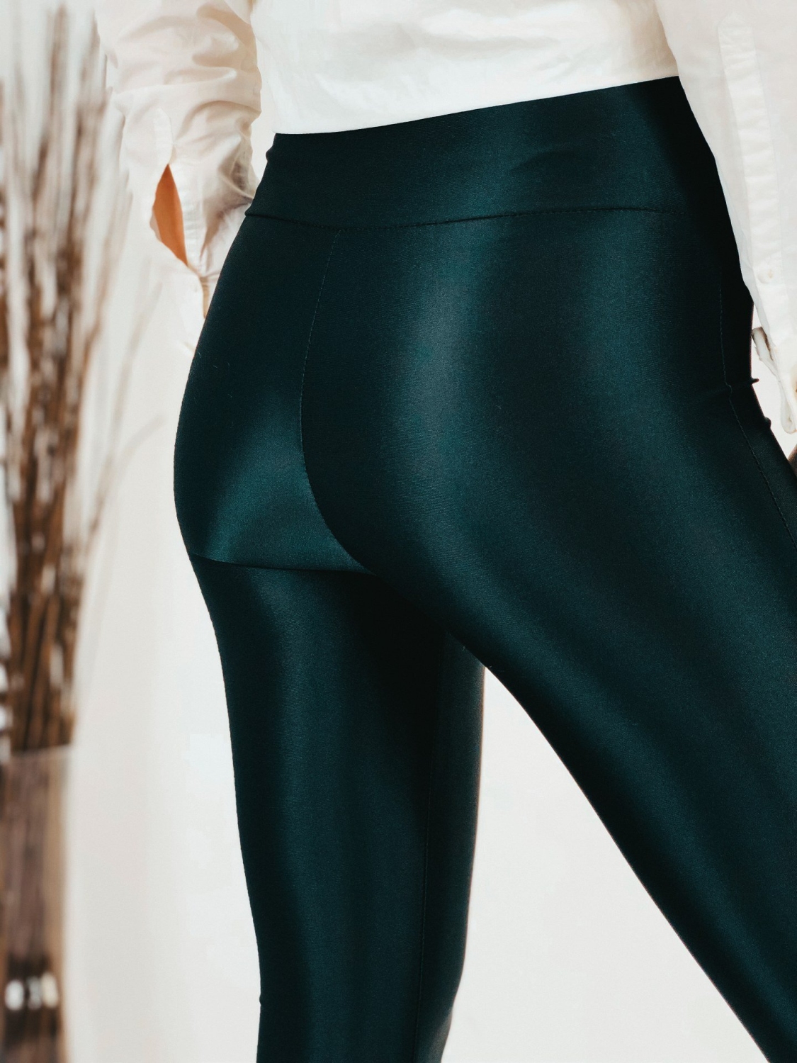 Dámske čierne lesklé elastické legíny - Webmoda.sk