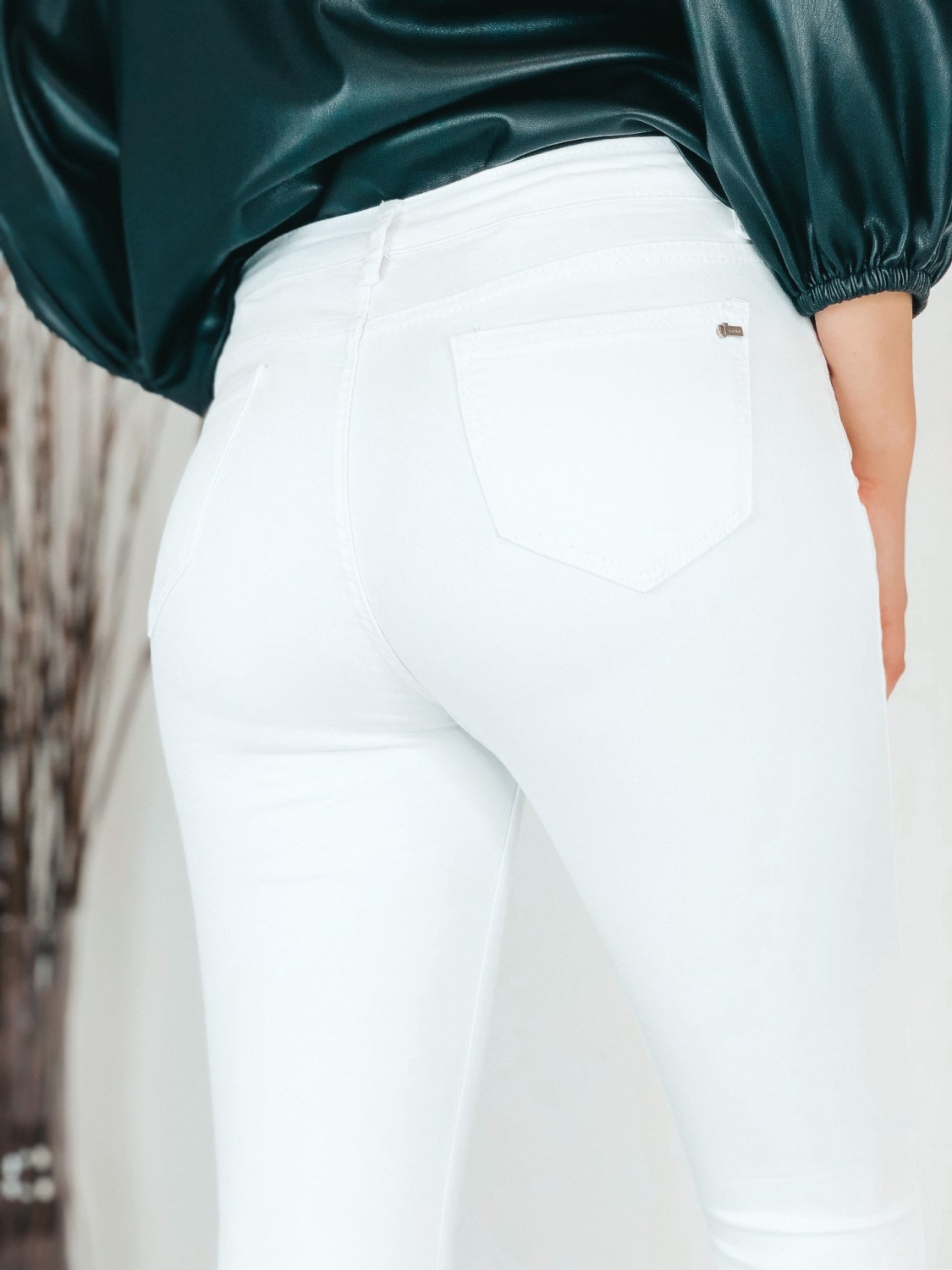 Dámske biele elastické rifle s vysokým pásom - Webmoda.sk