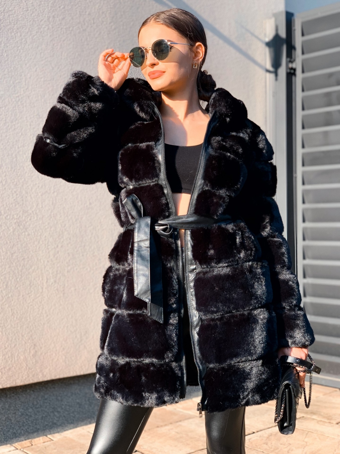 Exkluzívny dlhý kožuch s opaskom a kapucňou - čierny - Webmoda.sk