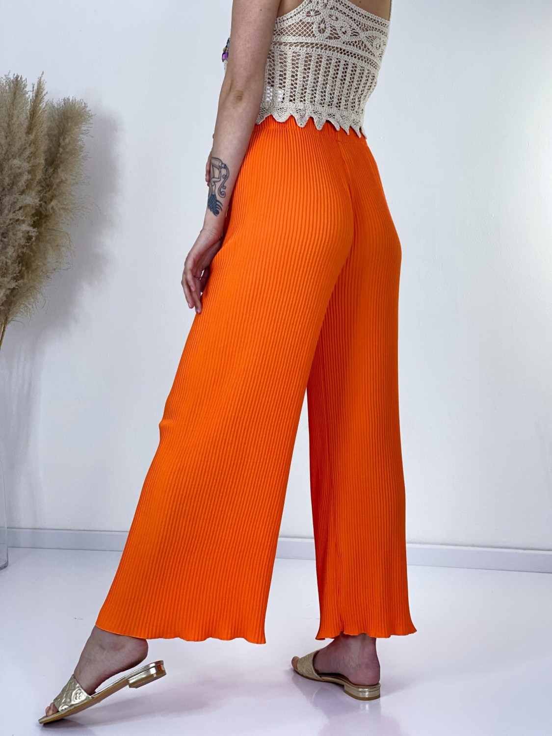 Letné dámske plisované široké nohavice - oranžové - Webmoda.sk
