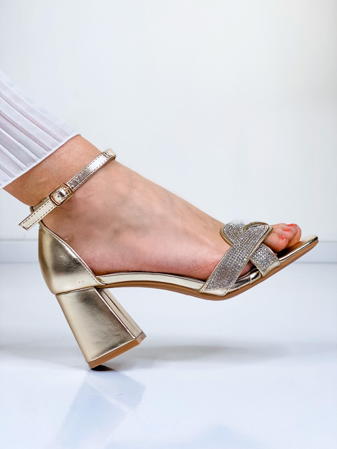 Dámske zlaté sandále s ozdobnými kamienkami na nízkom opätku - Webmoda.sk