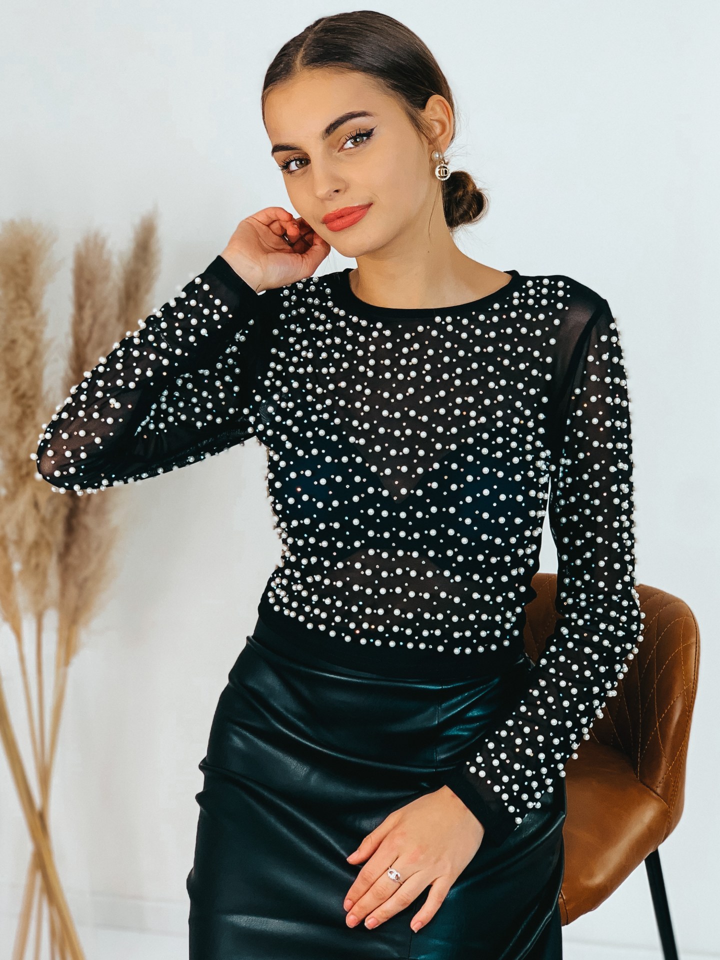 Dámsky čierny priesvitný top s perlami | WEBmoda.sk