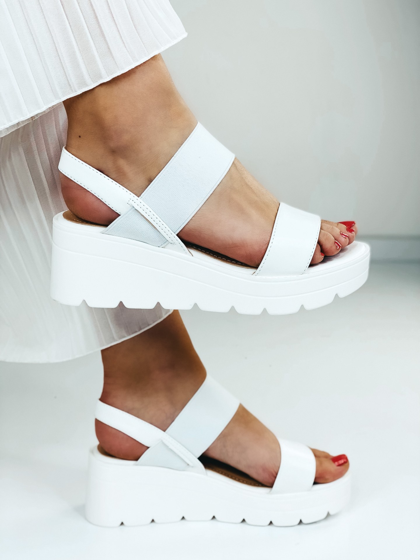 Dámske naťahovacie sandále na platforme ORA - biele | WEBmoda.sk