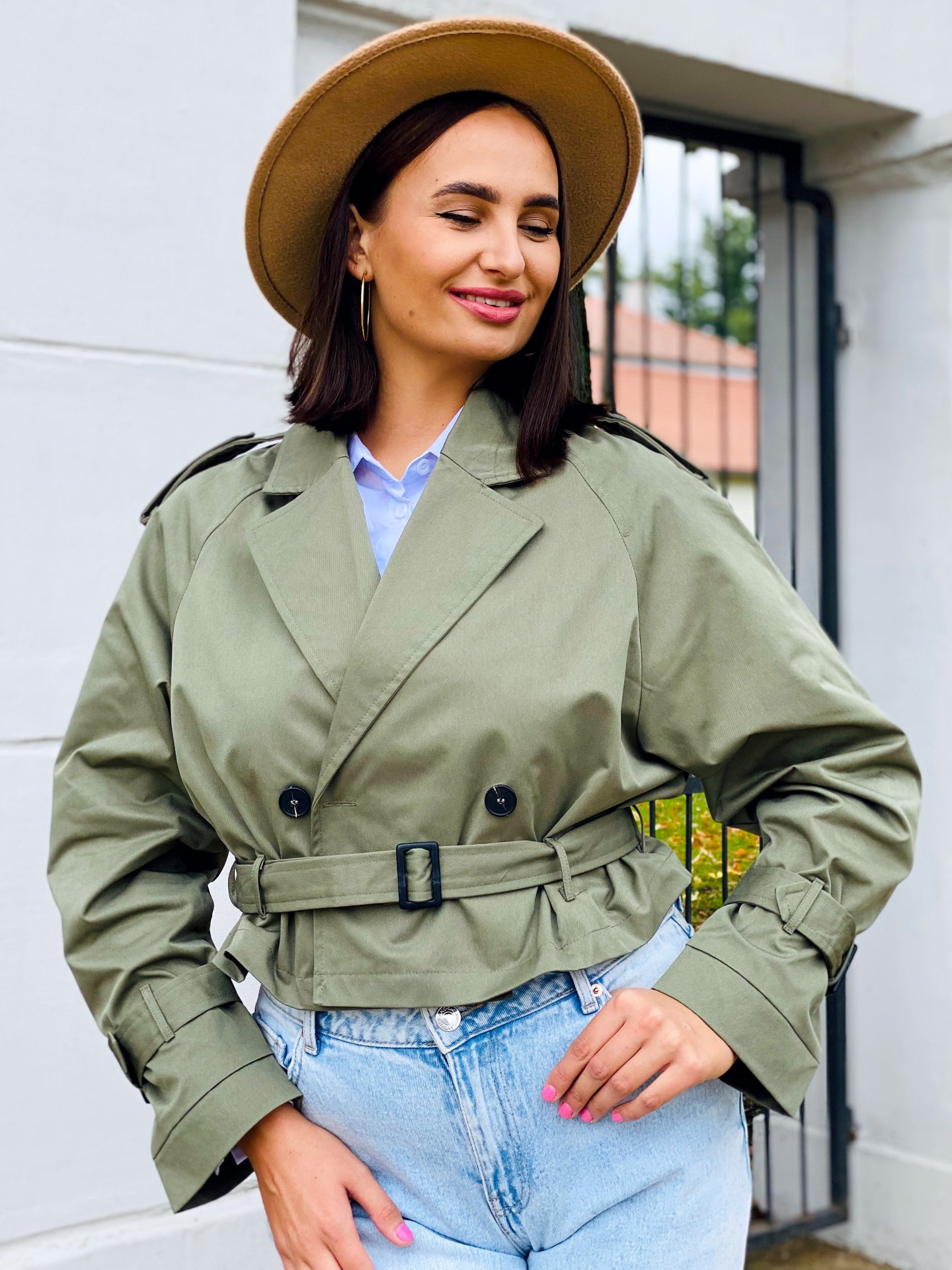 Dámsky krátky trenčkot s opaskom - khaki | WEBmoda.sk