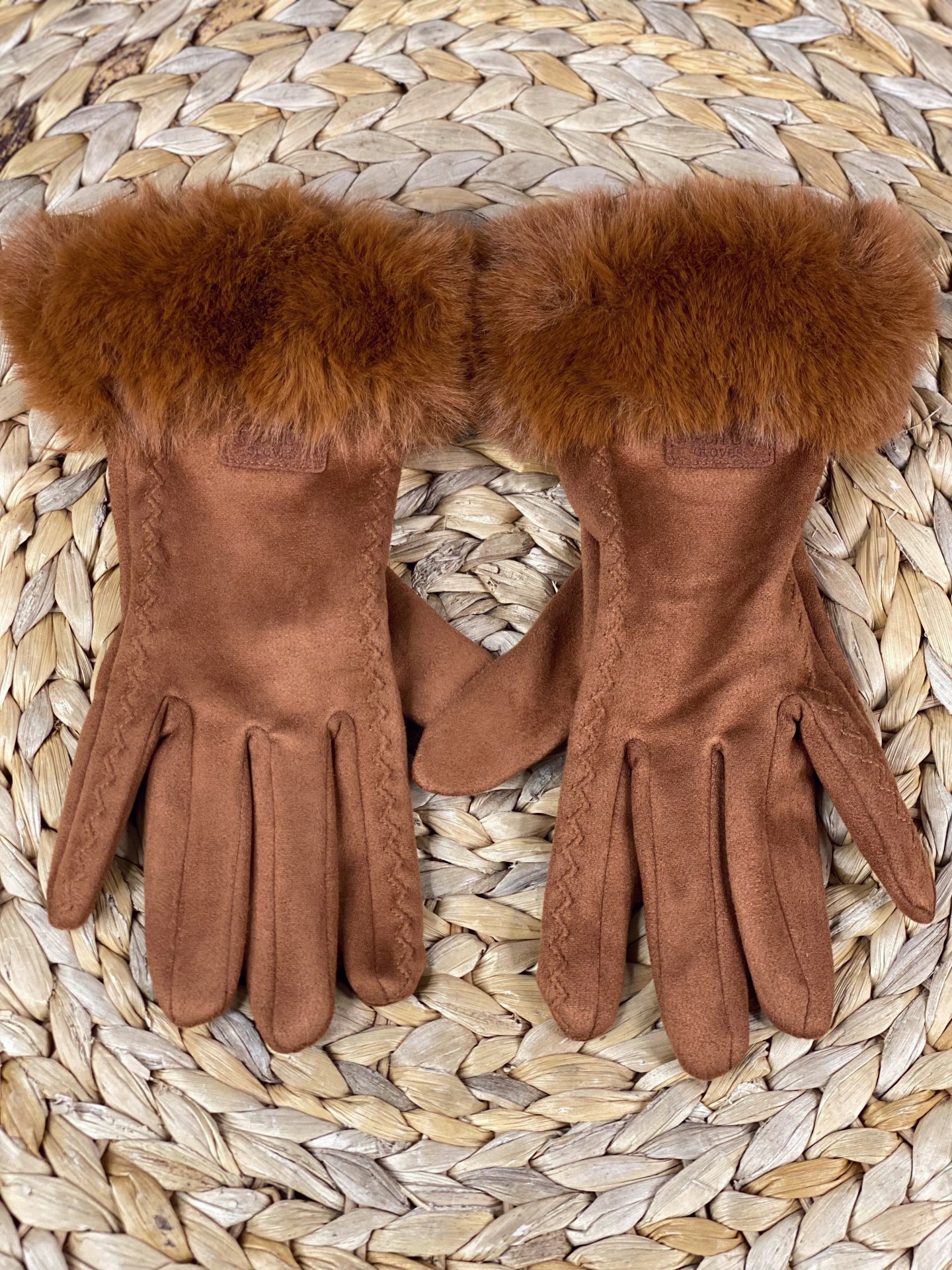 Dámske tmavo hnedé rukavice s mohutnou kožušinou | WEBmoda.sk