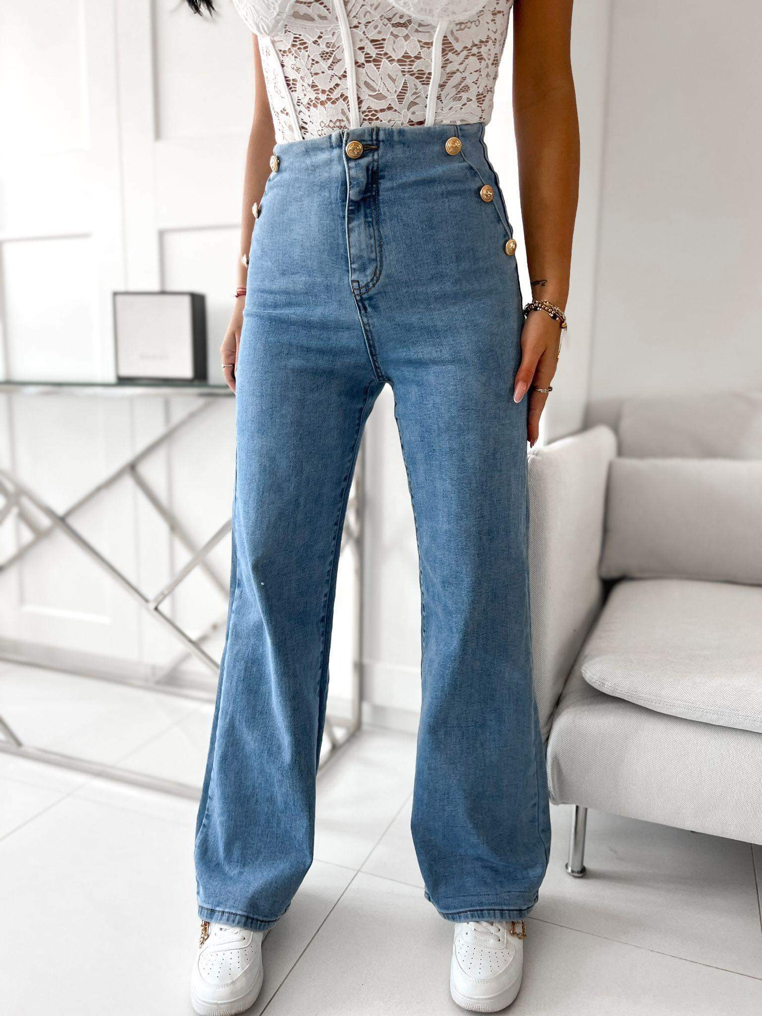 Dámske modré široké rifle so zlatými gombíkmi | WEBmoda.sk